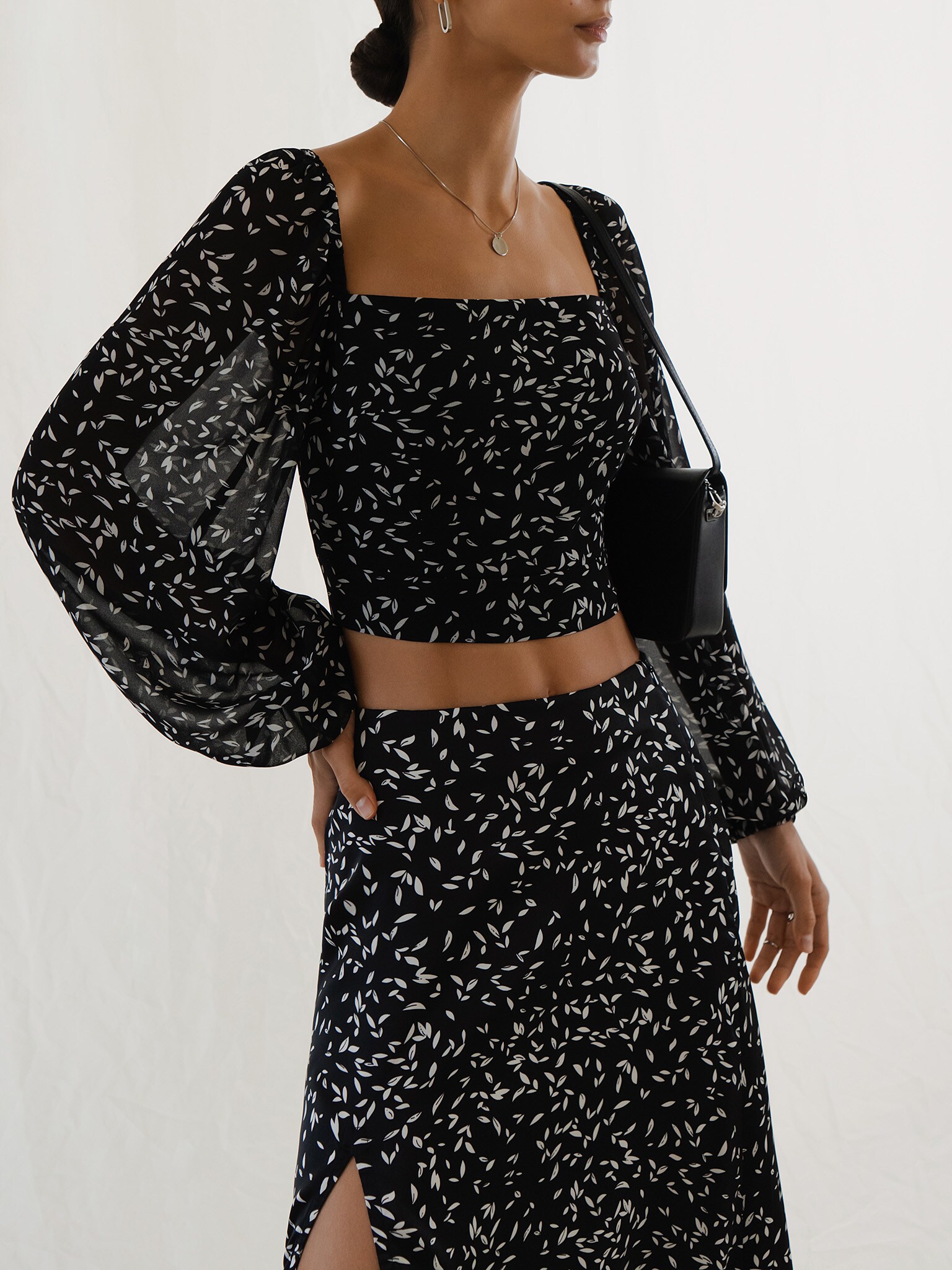 Укороченный топ с пышными рукавами :: LICHI - Online fashion store