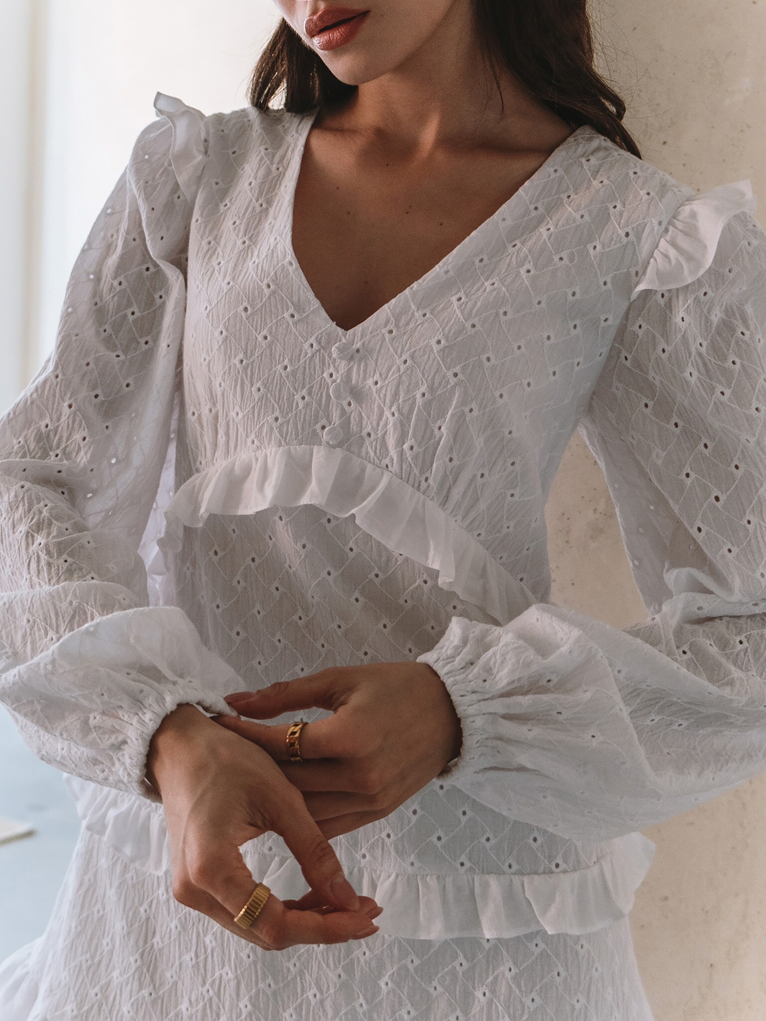 Платье мини с оборками на плечах и юбке :: LICHI - Online fashion store