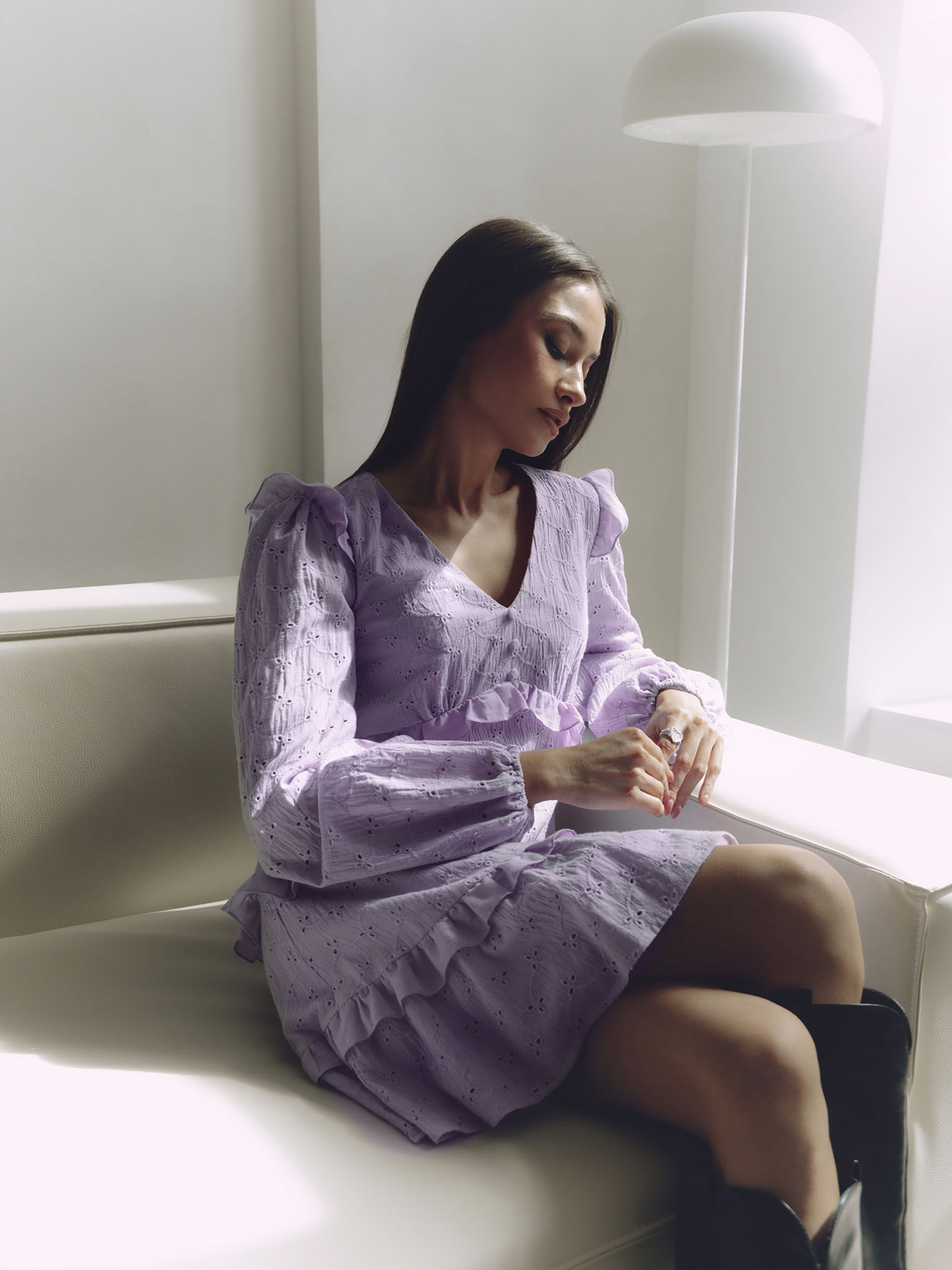 Платье мини с оборками на плечах и юбке :: LICHI - Online fashion store