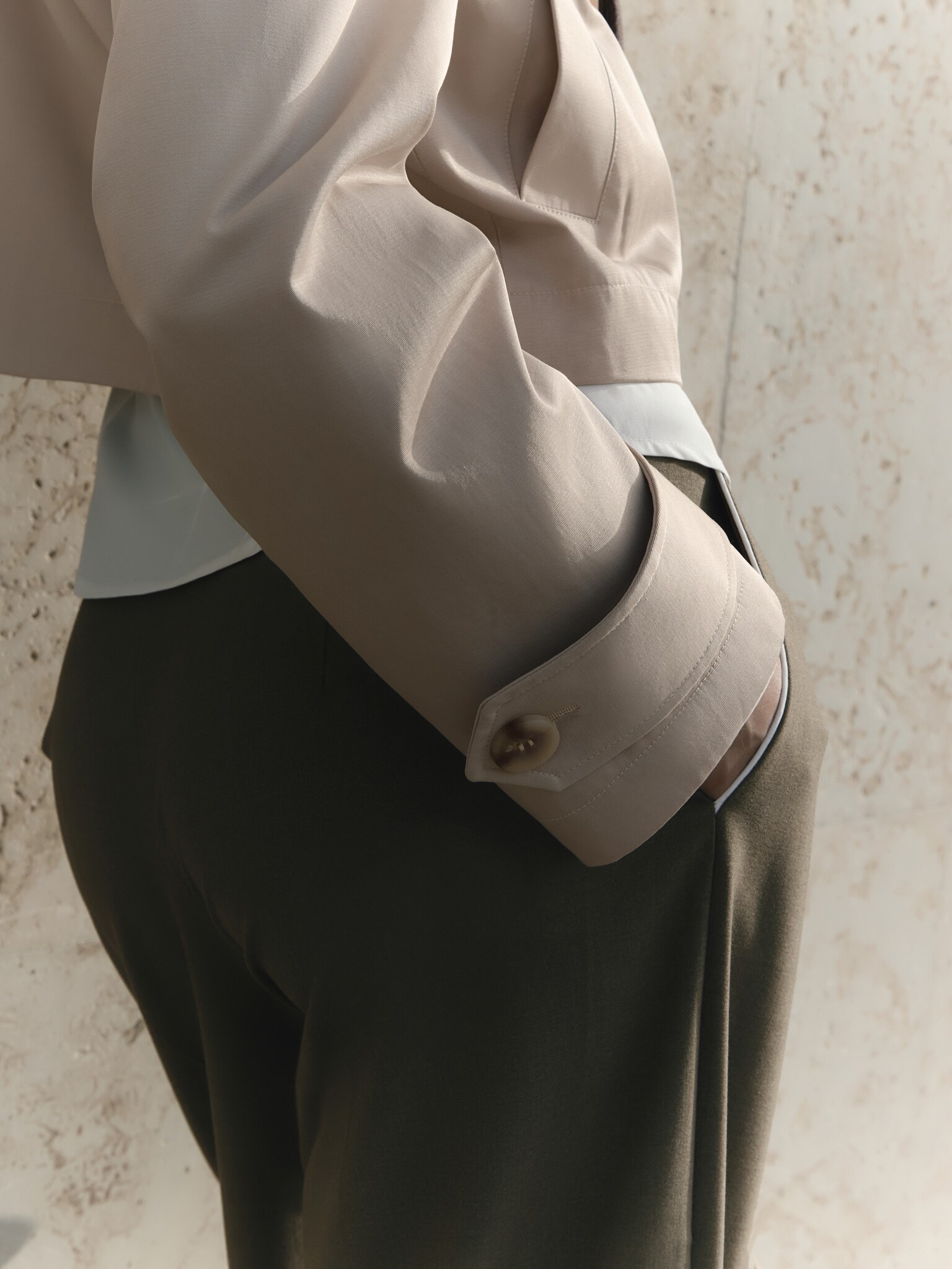 Укороченный тренч двубортного кроя :: LICHI - Online fashion store