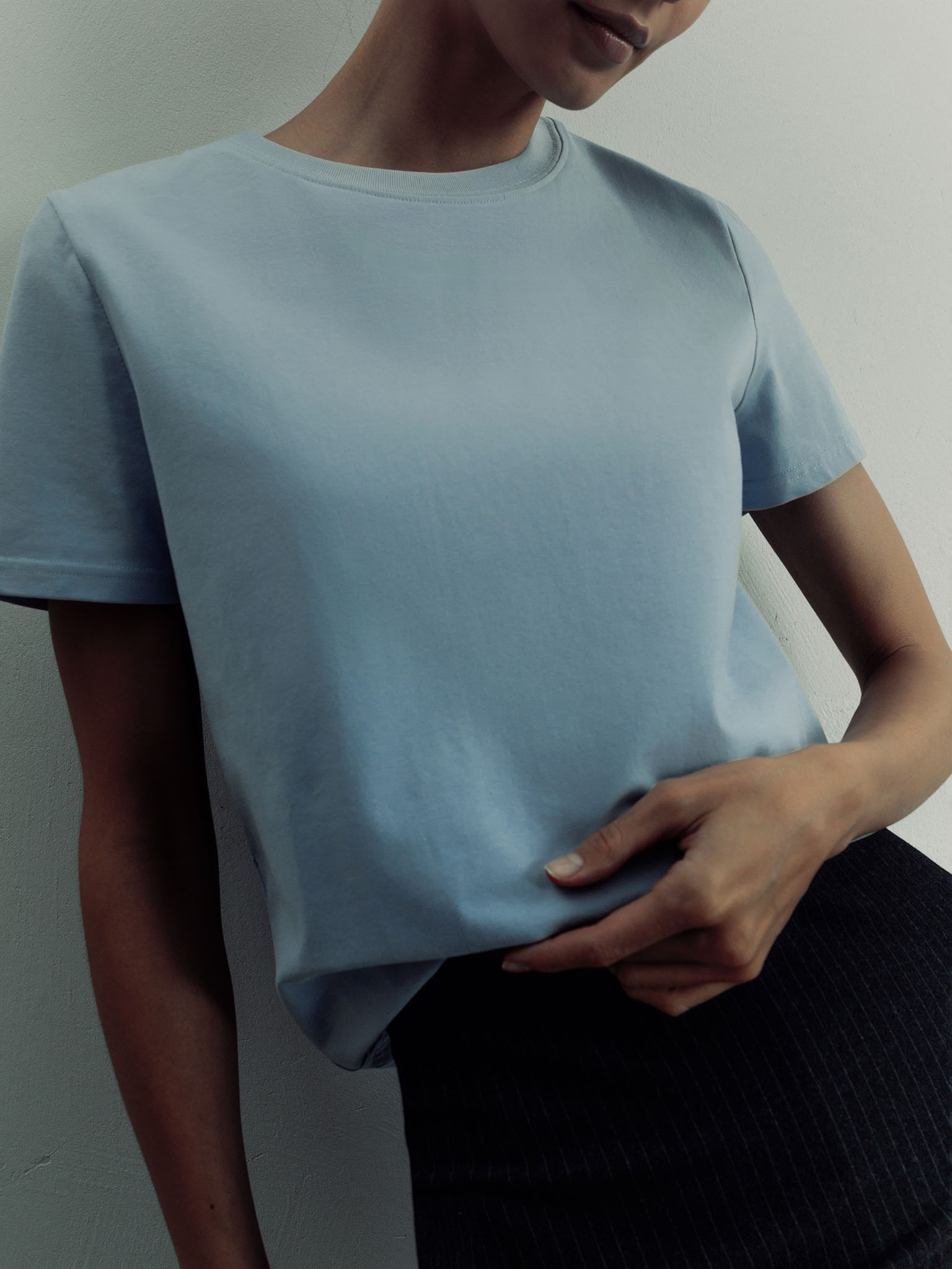 Однотонная футболка прямого кроя из хлопка :: LICHI - Online fashion store
