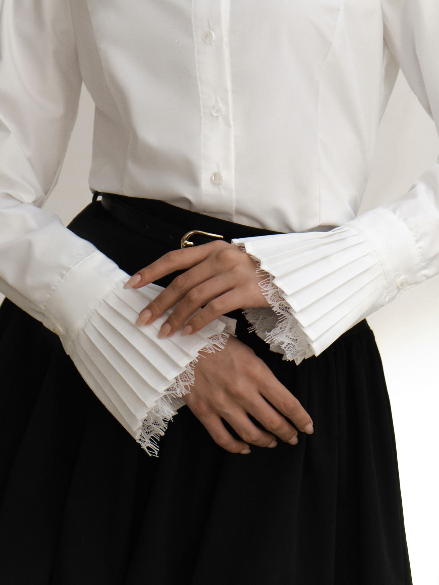 Fitted shirt with lace on the cuffs :: LICHI - Online fashion store