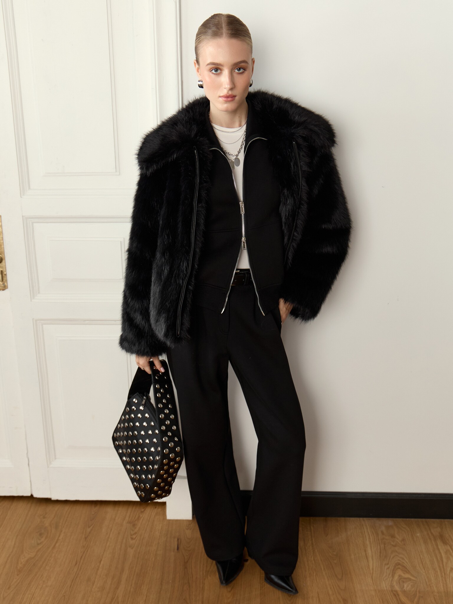 Прямые брюки из футера с защипами на талии :: LICHI - Online fashion store