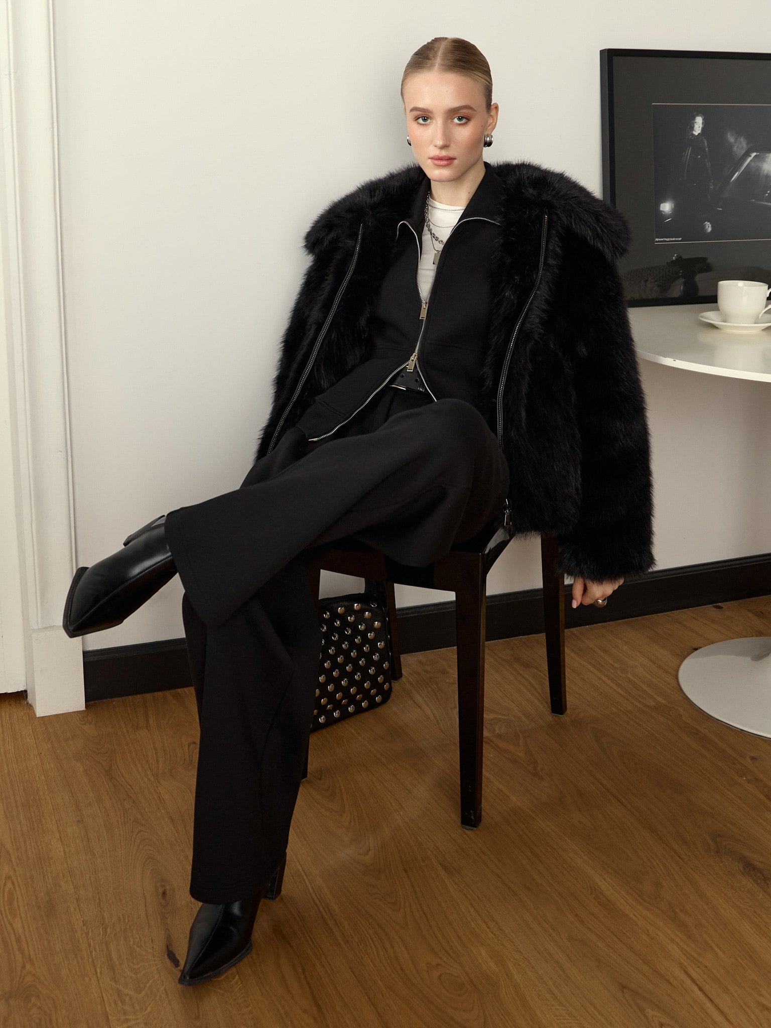 Прямые брюки из футера с защипами на талии :: LICHI - Online fashion store
