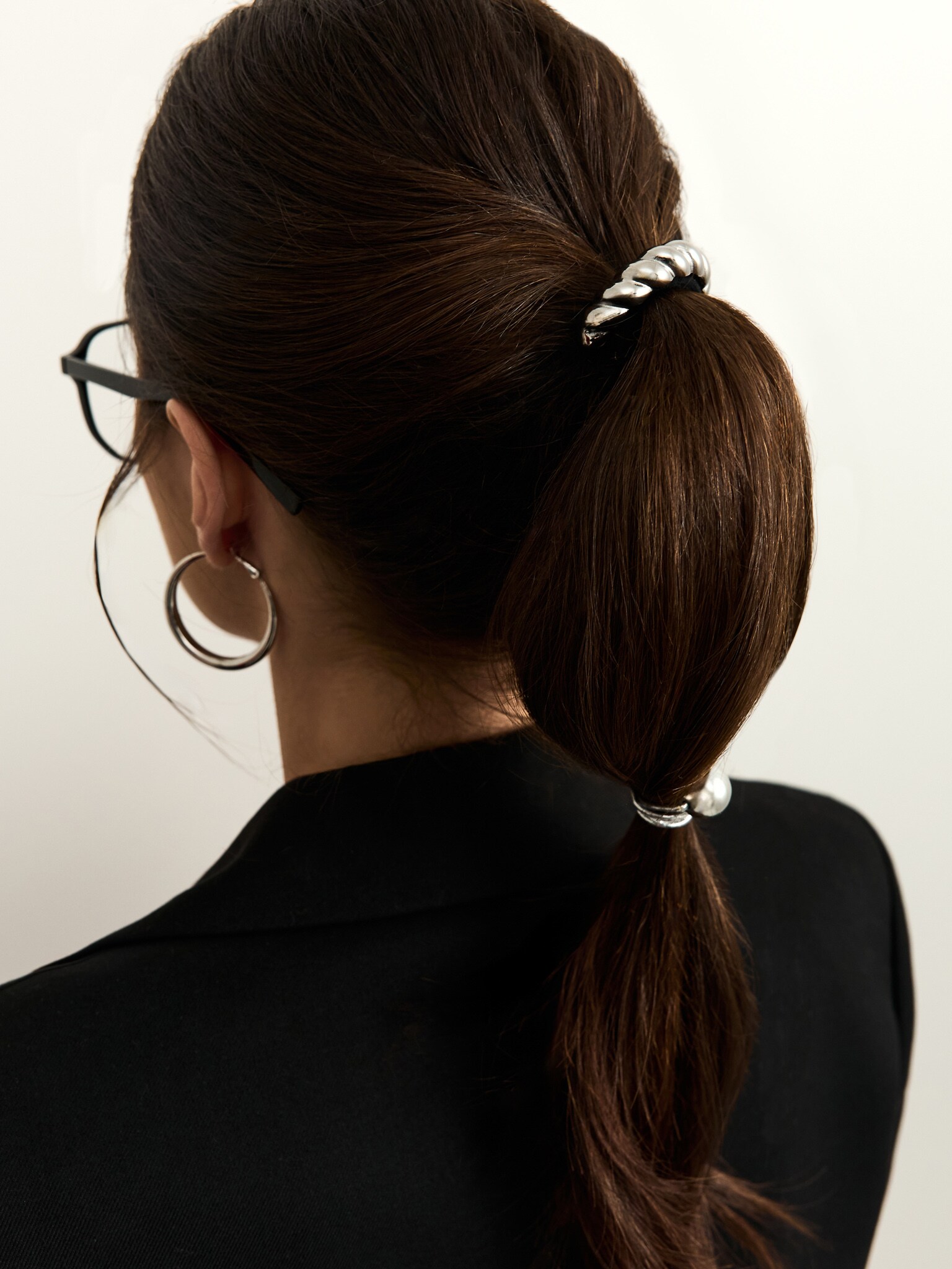Scrunchie with twisted metal decoration :: LICHI - Online fashion store