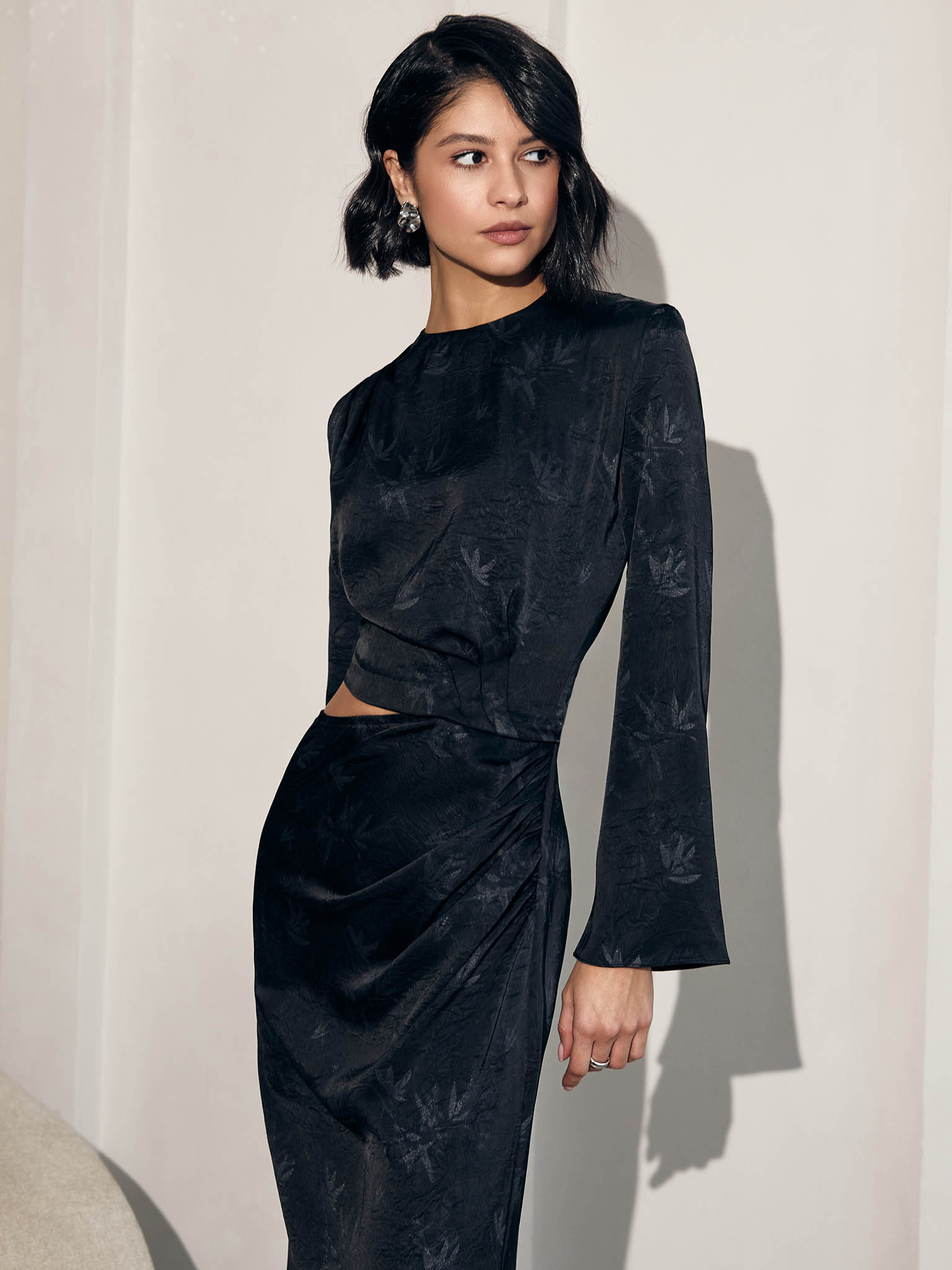 Платье макси из атласа с разрезом на талии :: LICHI - Online fashion store