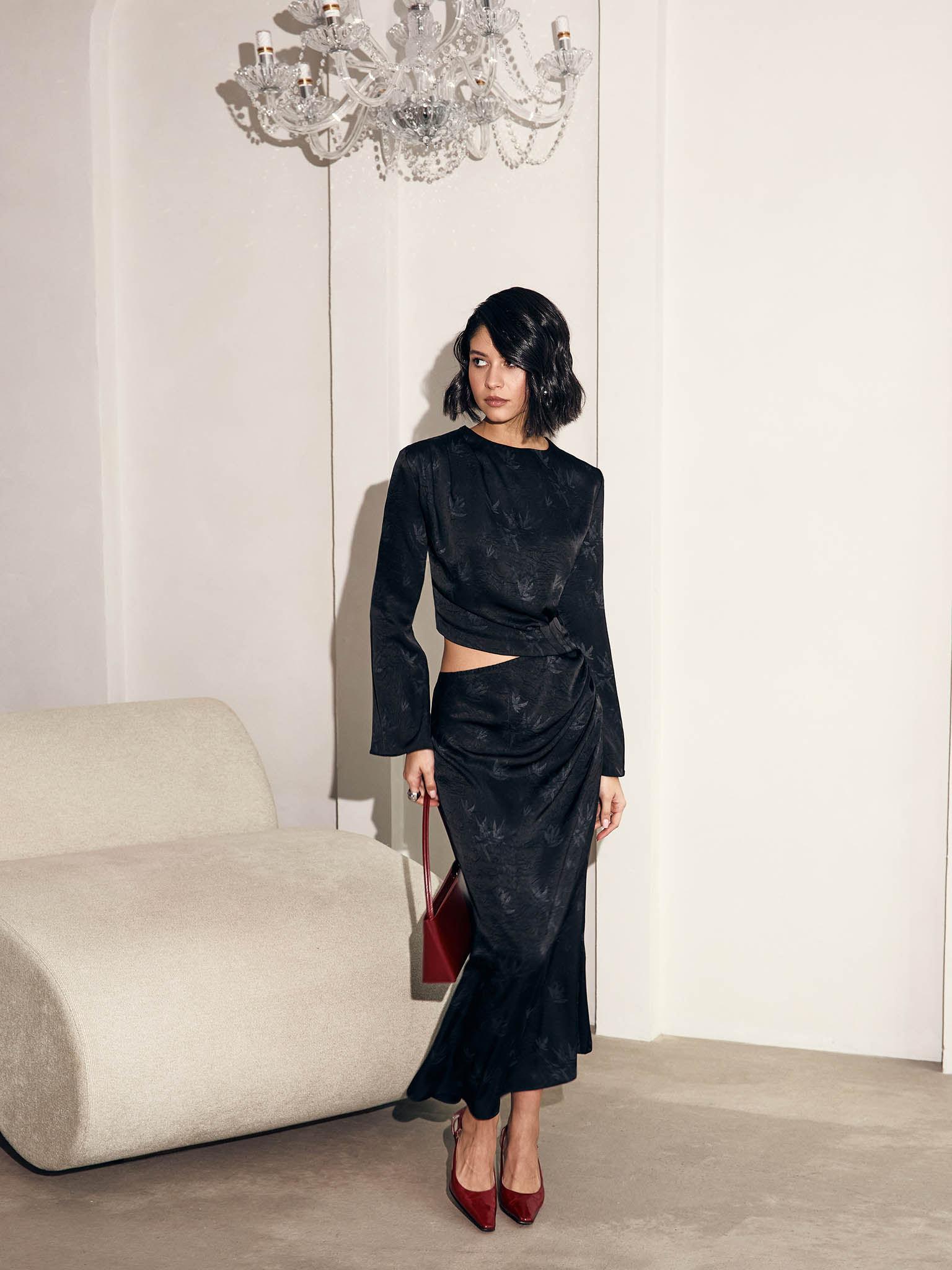 Платье макси из атласа с разрезом на талии :: LICHI - Online fashion store