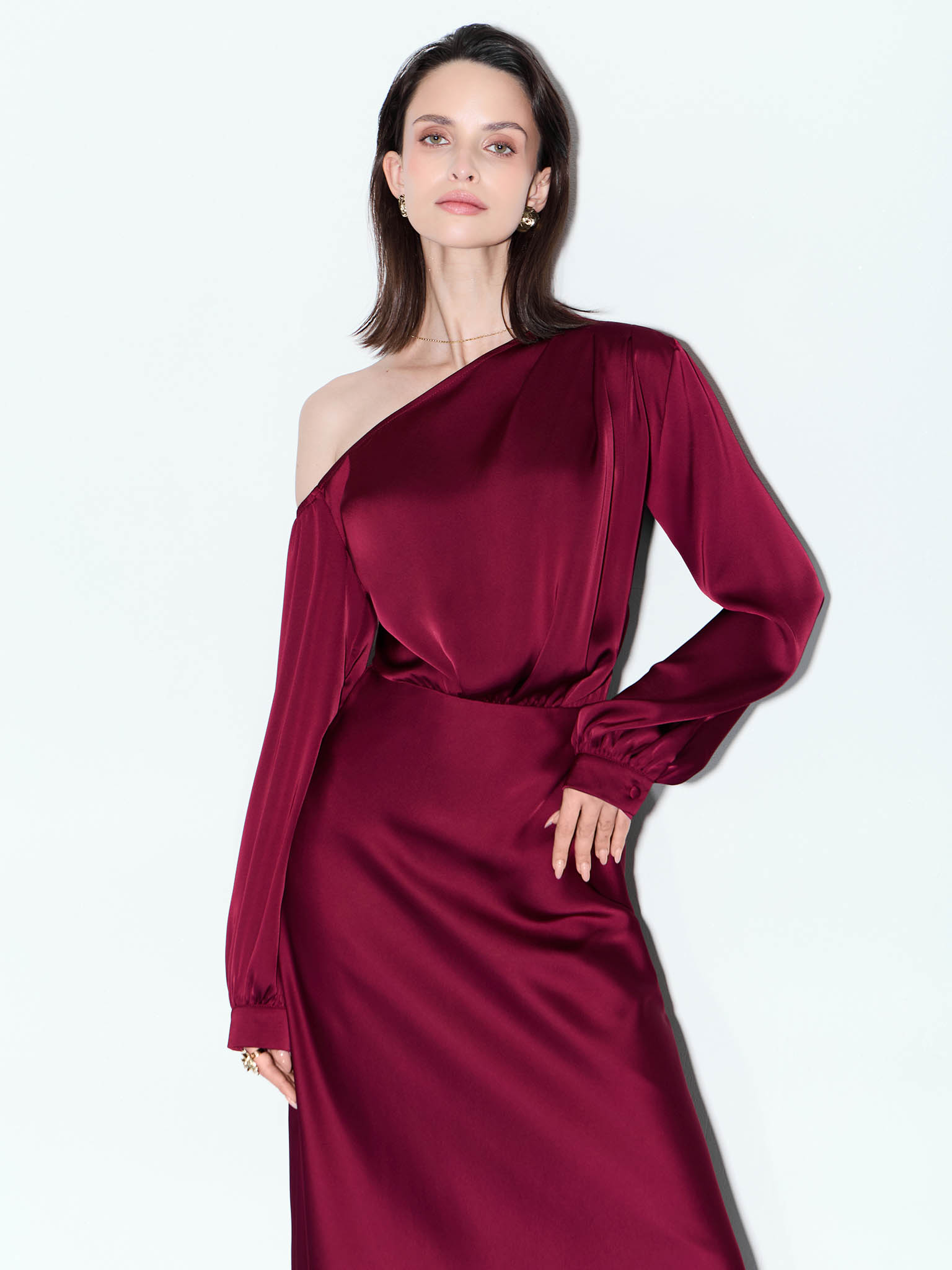 Атласное платье миди с лифом на одно плечо :: LICHI - Online fashion store