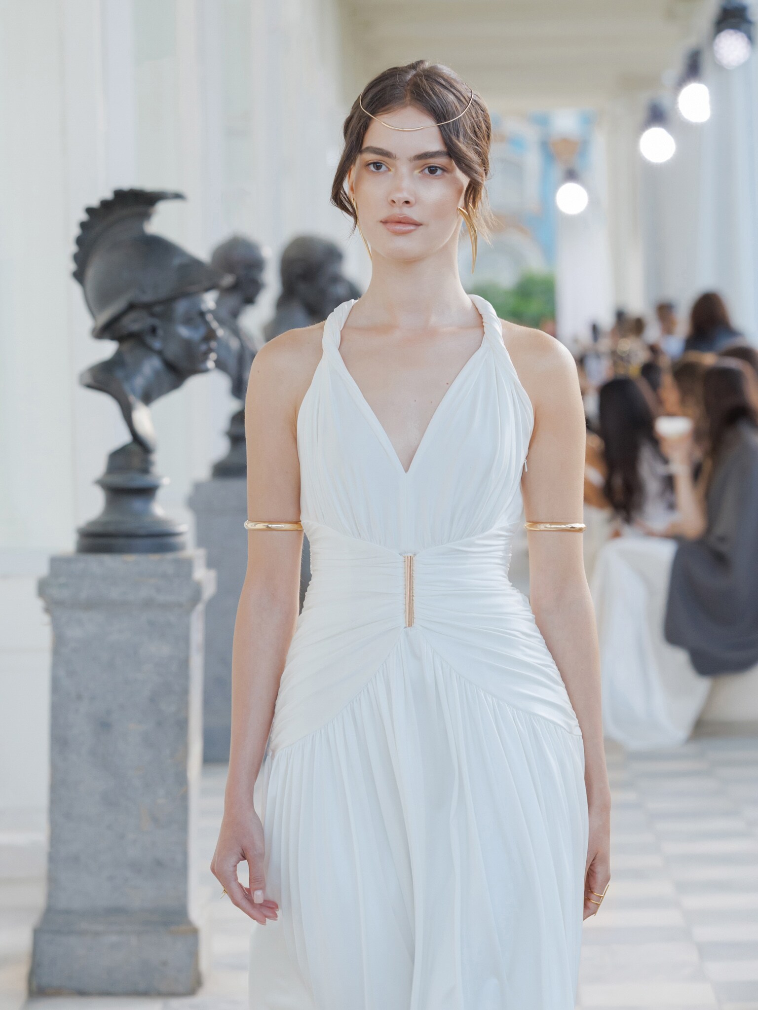 Платье макси с драпировкой и золотистым декором на талии :: LICHI ...