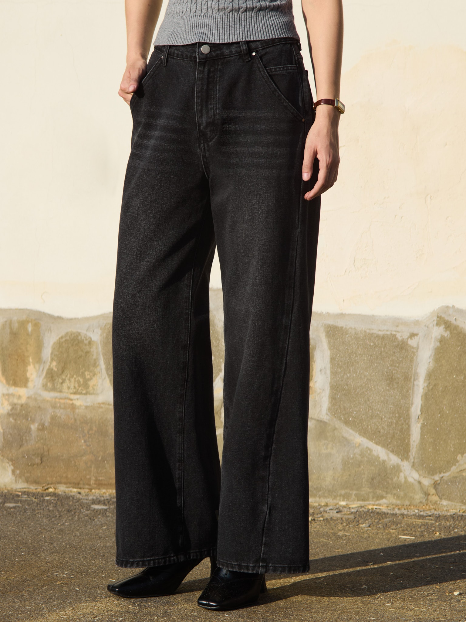 Loose mid-rise jeans with diagonal seams :: LICHI - Online fashion store