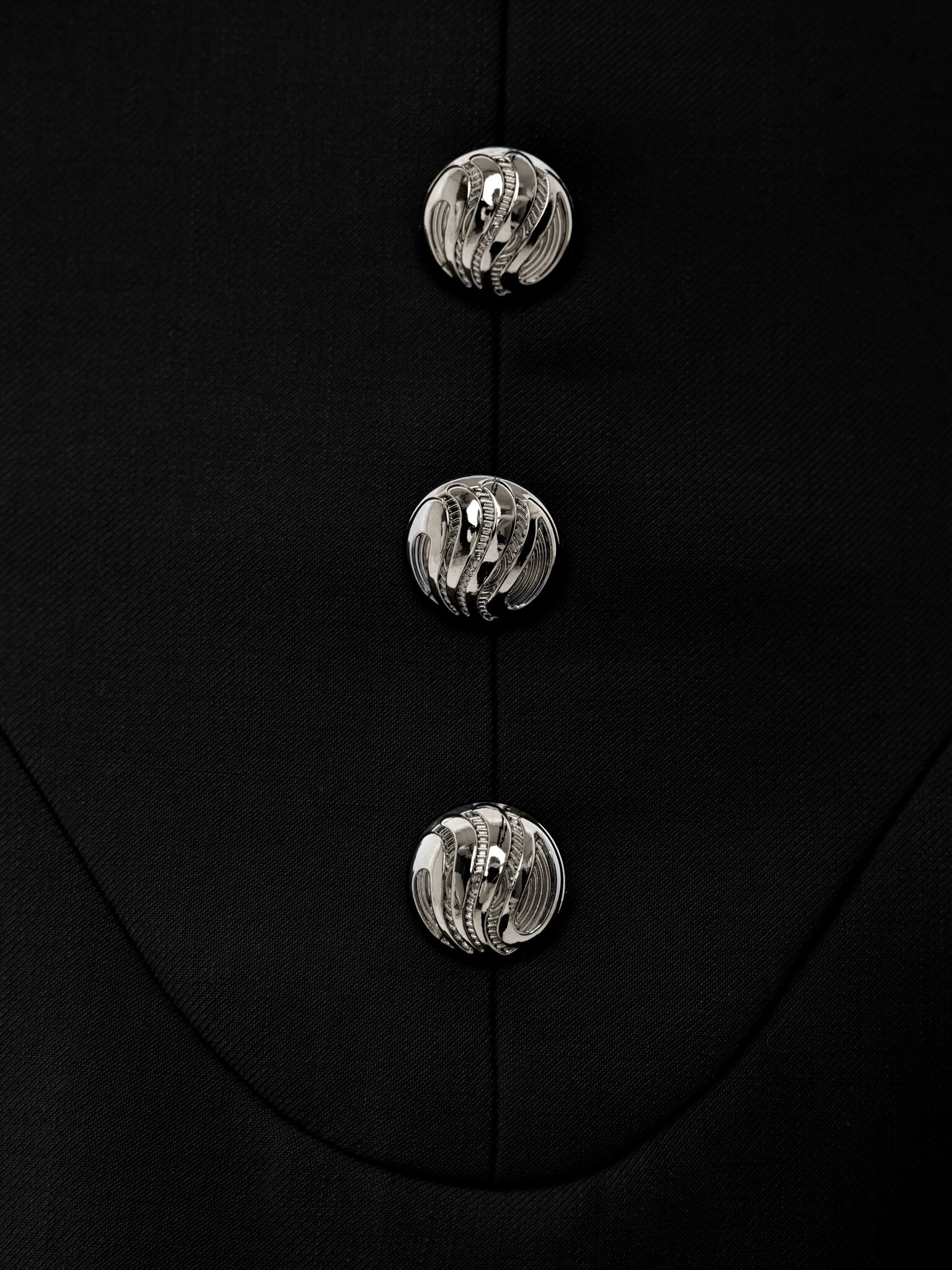 Minikleid mit Cut-out an der Brust und großen Knöpfen :: LICHI - Online fashion store