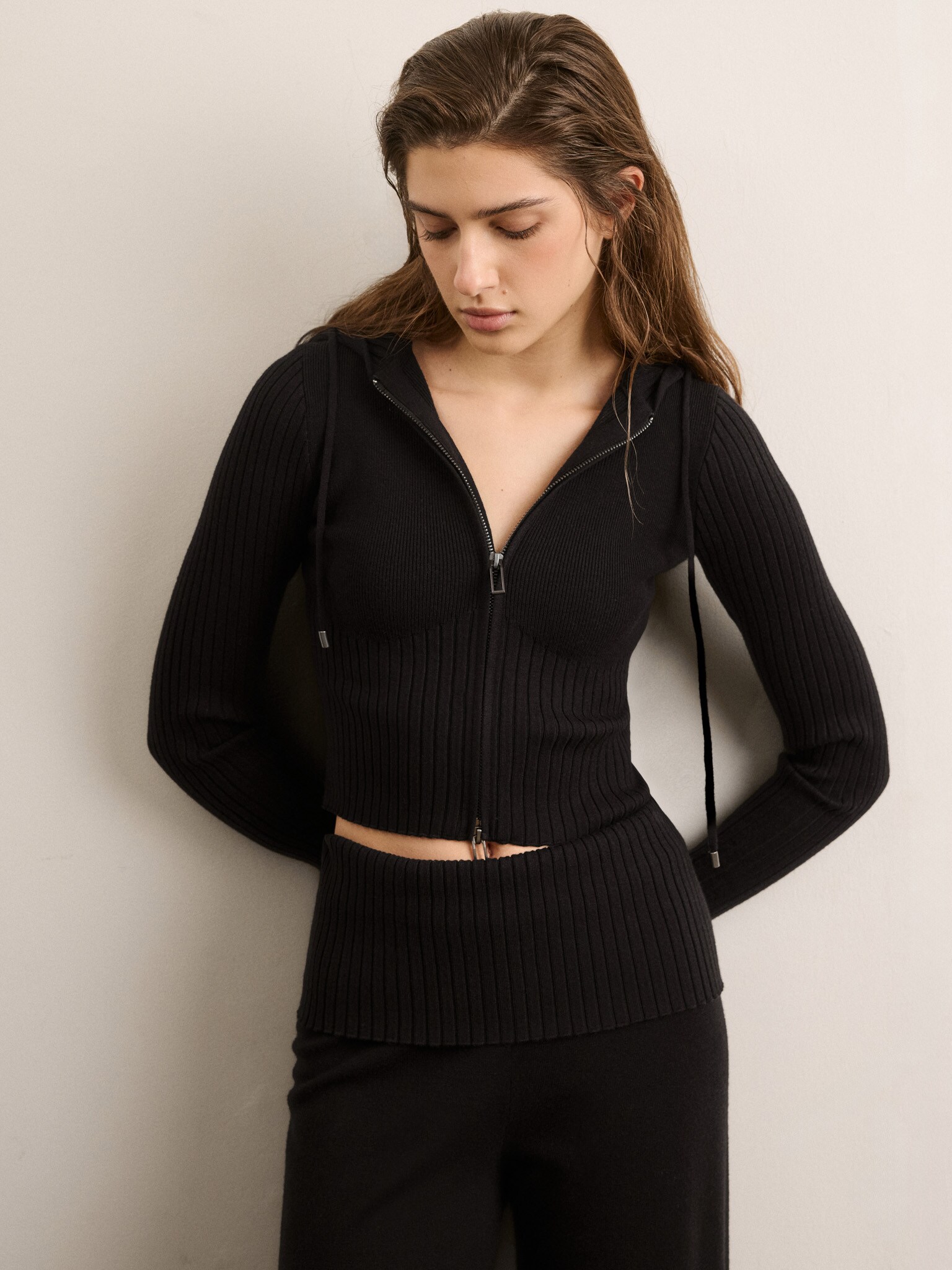 Cropped knitted cardigan with zip fastening :: LICHI - Online fashion store