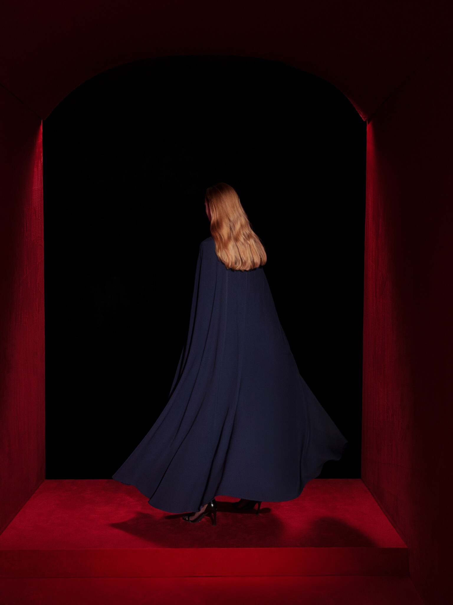 Robe longue ajustée avec cape au sol :: LICHI - Online fashion store