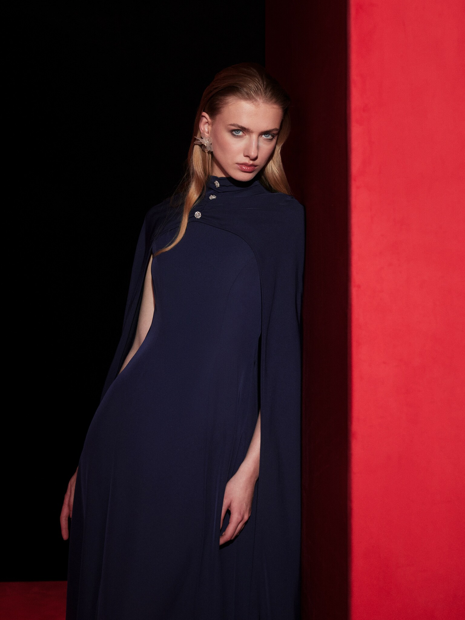 Robe longue ajustée avec cape au sol :: LICHI - Online fashion store